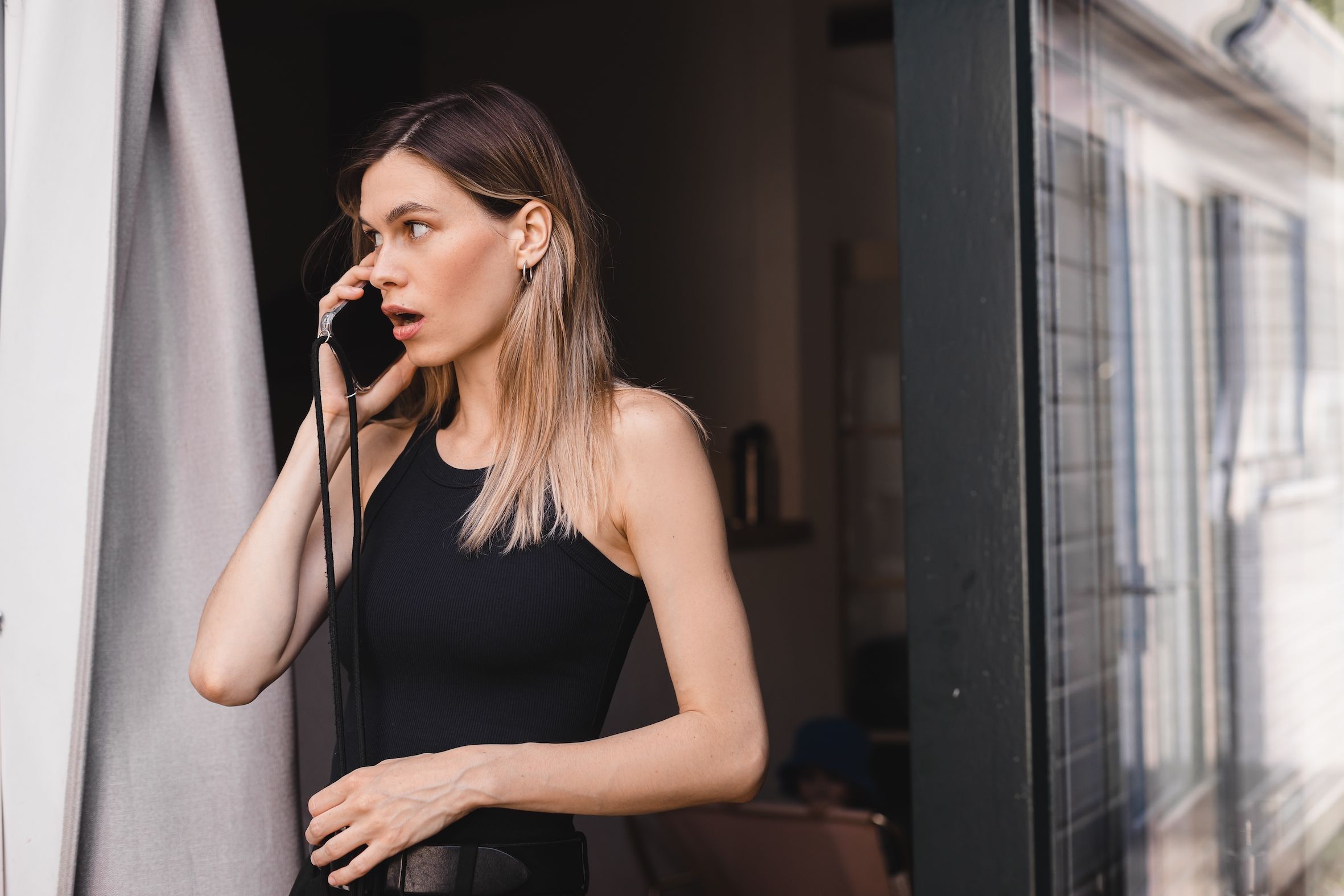 ¿Te mueves sin parar cuando hablas por teléfono? Esto explica cosas ...