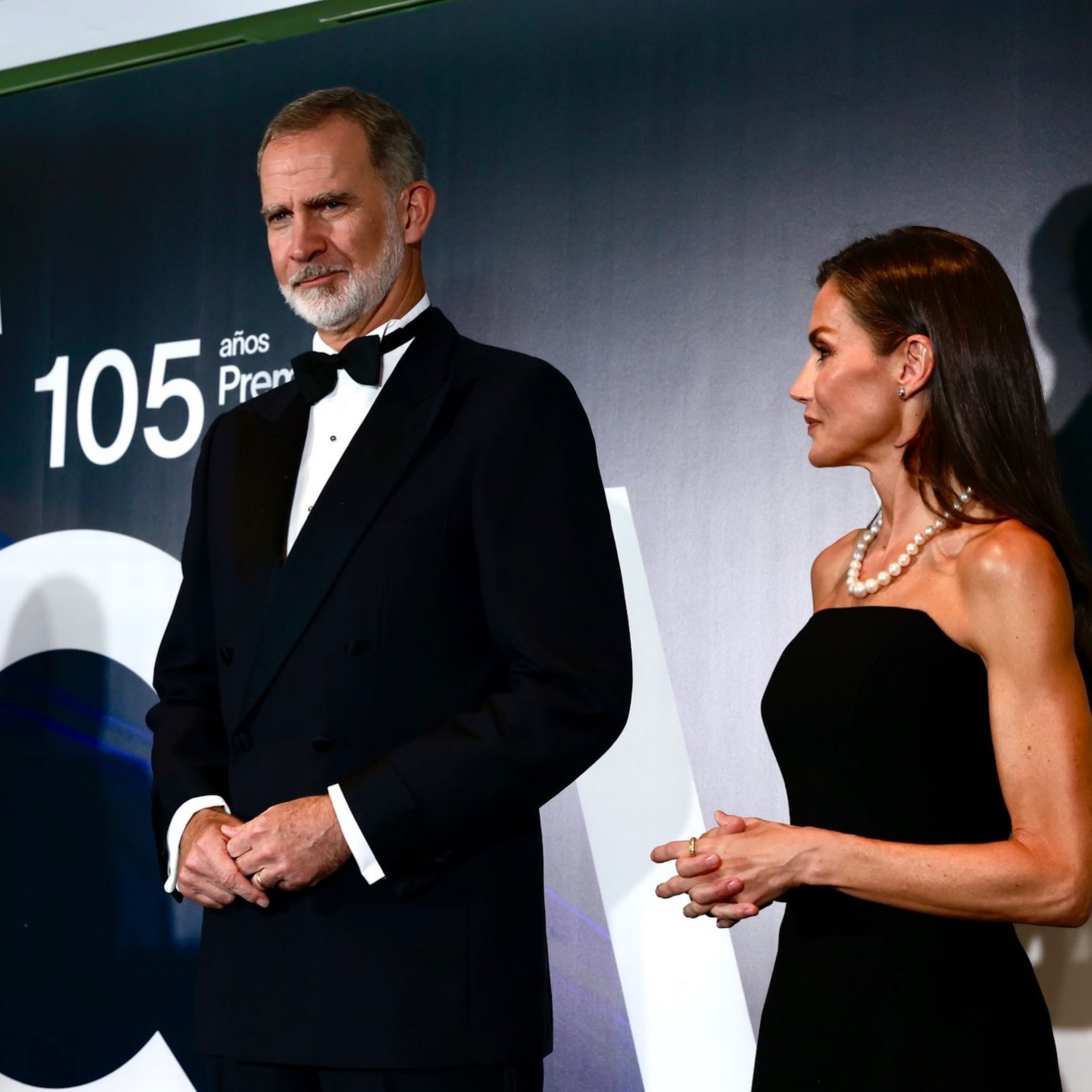 Letizia arrasa con un vestido palabra de honor superelegante que ya ...